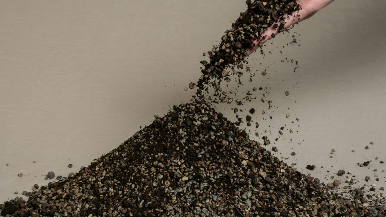 How to: Make a Homemade Houseplant Soil Mix - Leaf and Paw